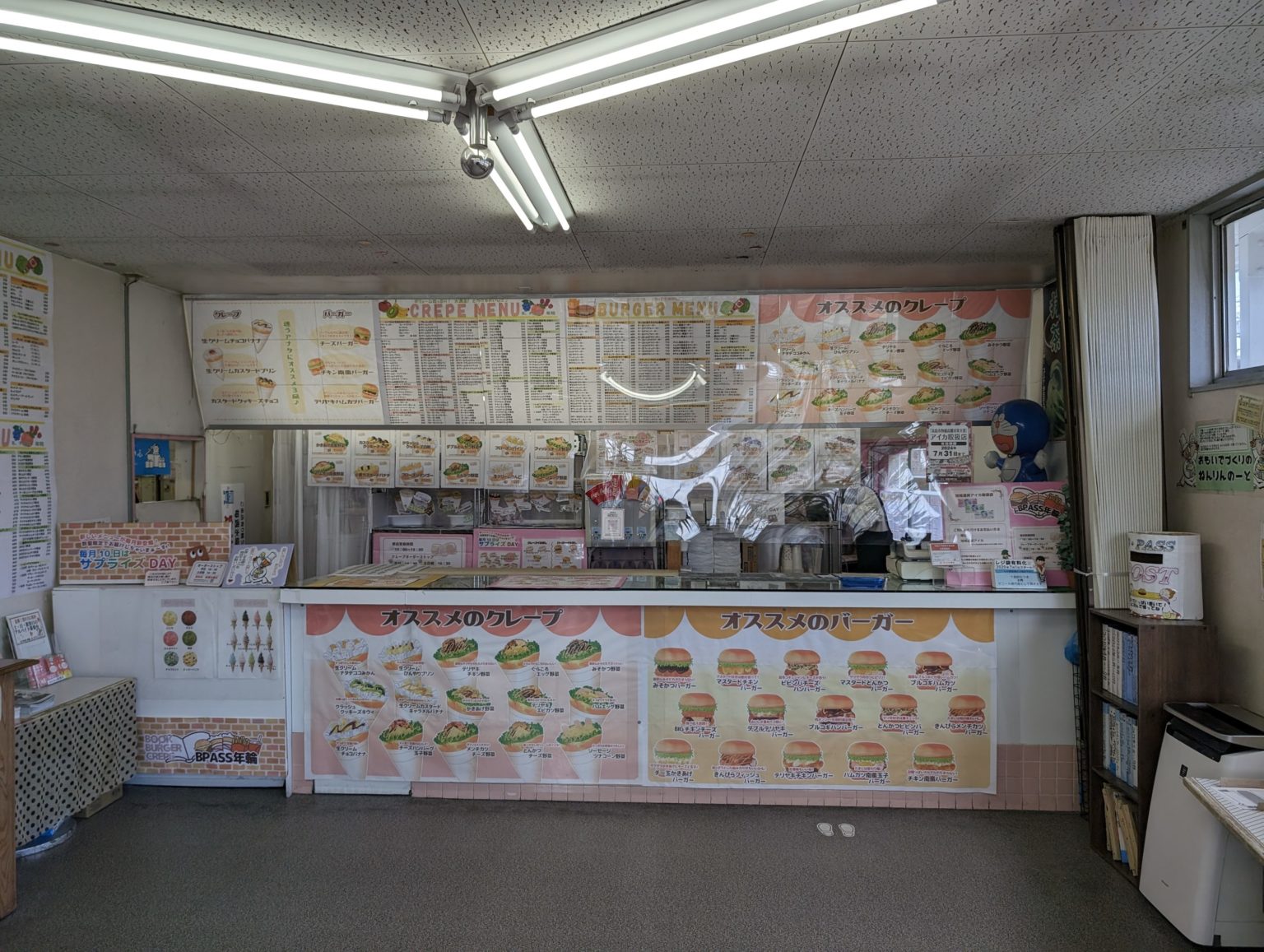 真横には本屋！？超巨大クレープが大人気の『B PASS（ビーパス）年輪』 / 高島市今津町